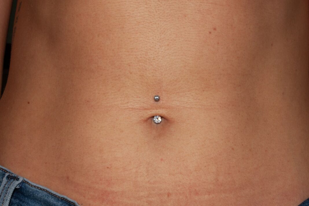Piercing au nombril : styles, perçage et entretien