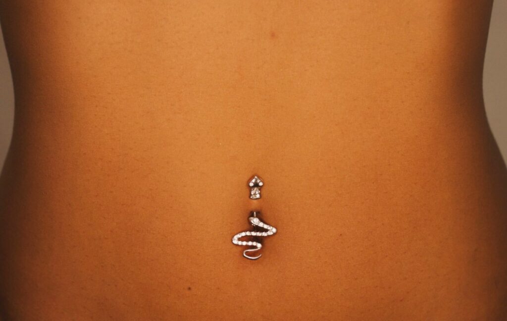 Piercing au nombril : styles, perçage et entretien